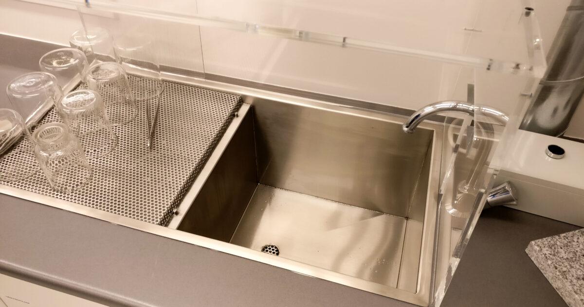 Rustfri vask med drypbakke – Specialfremstillet til laboratorie